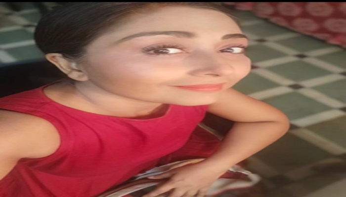 পরনে লাল টপ, ব্যাকগ্রাউন্ড থেকে ভেসে আসছে তাঁরই কন্ঠস্বর! পিঙ্কির পোস্ট ...