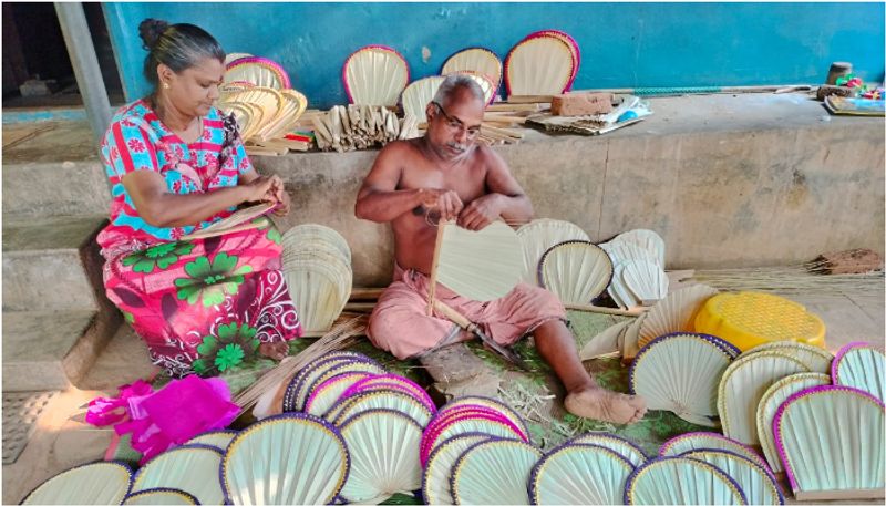 hand made traditional fan കരിമ്പനത്തൈകളുടെ പട്ട കൊണ്ട് നിർമാണം ...