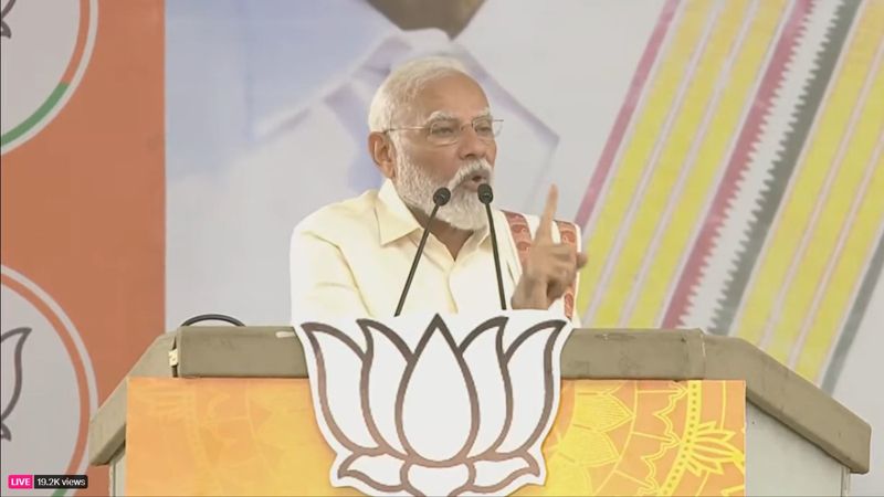 பட்டு வேட்டி, பட்டு சட்டை; வேலூரில் பிரமாண்ட பிரசார கூட்டத்தில் பிரதமர் ...