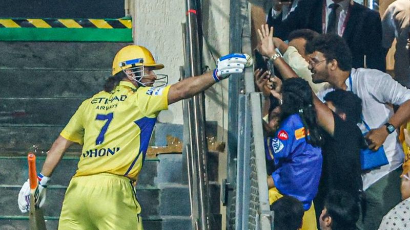 MS Dhoni's hat-trick of sixes and heartwarming gesture goes viral ...