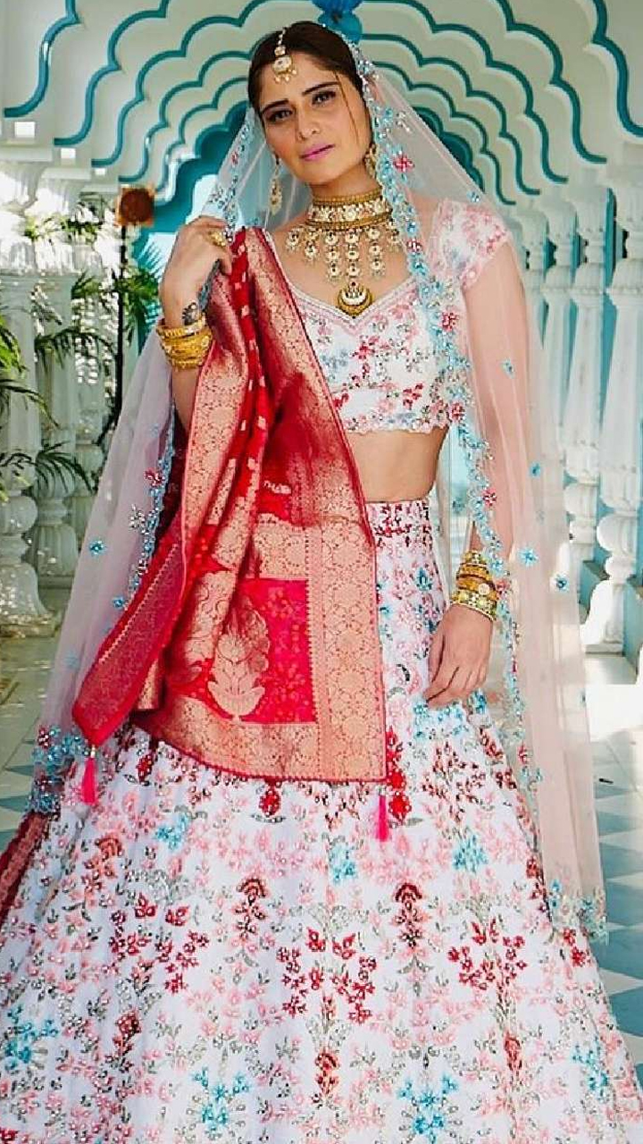 होने वाली दुल्हन के बनेंगे दीवाने, Aarti Singh से पहनें 9 एथनिक आउटफिट ...
