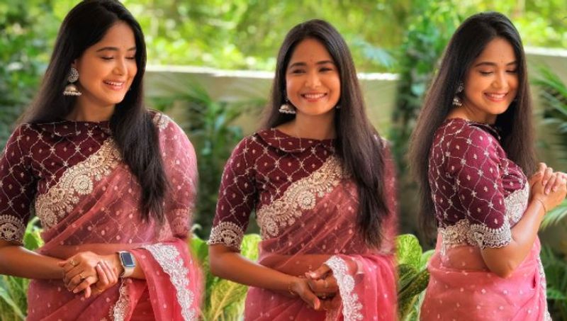 Serial Actress Mokshitha Pai, ಪಿಂಕ್ ಸ್ಯಾರಿಯಲ್ಲಿ ಮುದ್ದಾಗಿ ನಗೆ ಬೀರಿದ ...