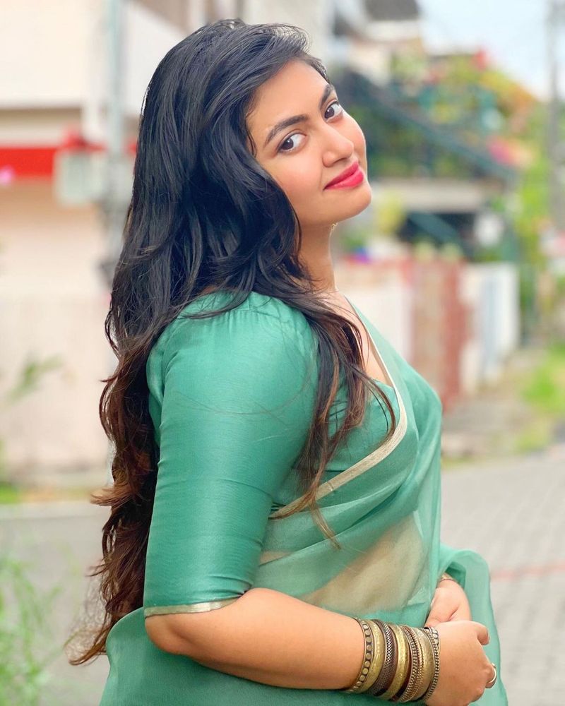 Actress Shaalin Zoya : ட்ரான்ஸ்பரென்ட் சேலை.. கோலிவுட் நாயகிகளுக்கு ...