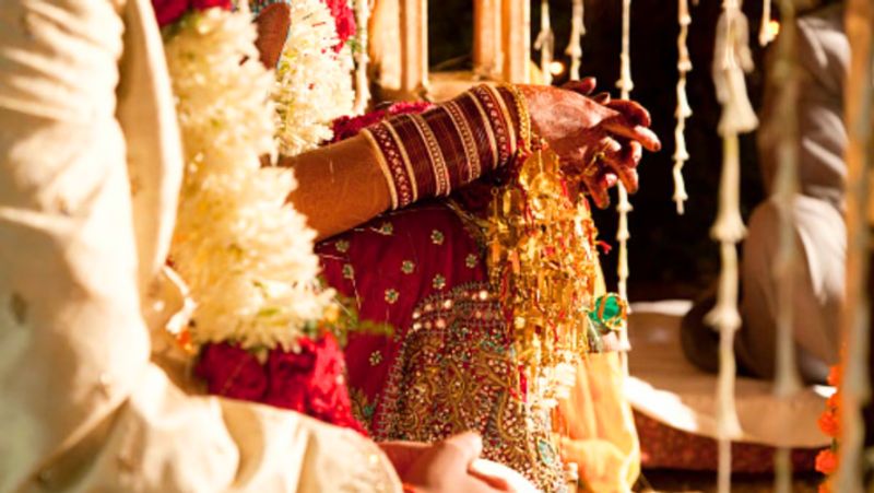 Weird Wedding Rituals ಇಲ್ಲಿ ಮದುವೆ ಬಳಿಕ ವರನನ್ನ ಆಳವಾದ ಬಾವಿಗೆ ಎಸಿತಾರೆ ...