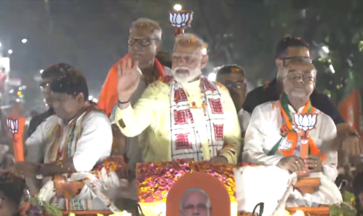 PM Modi roadshow Kolkata: पीएम मोदी का कोलकाता की सड़कों पर हुआ जोरदार स्वागत, लगे खूब नारे | Pm ...