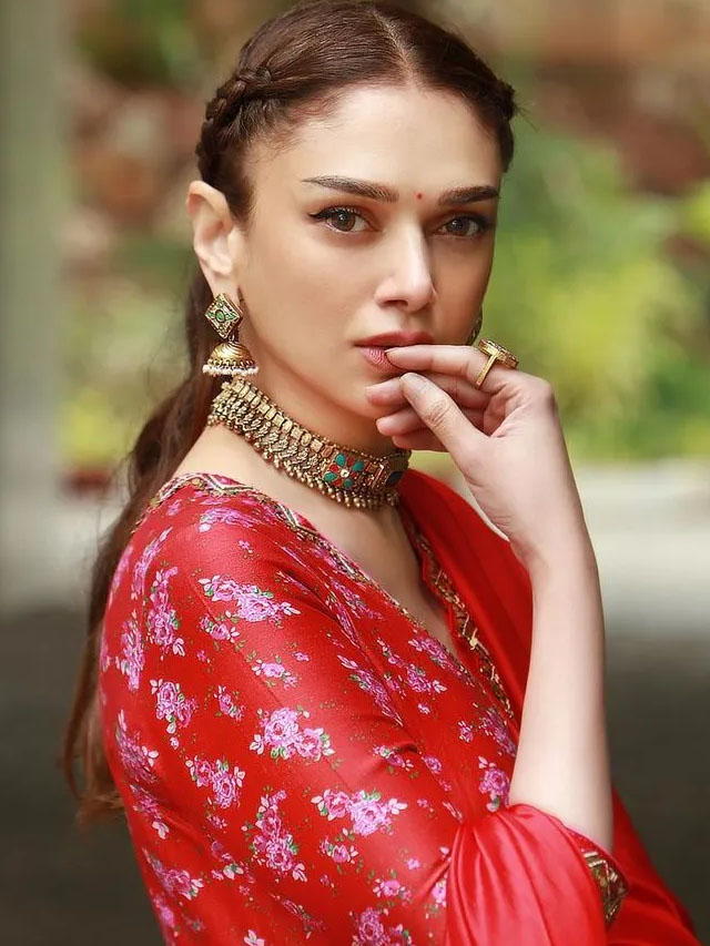 అదితిరావు ఏంటి ఇలా అయ్యిపోయింది..ప్లాస్టిక్ సర్జరీ తర్వాత షాకింగ్ లుక్ ...