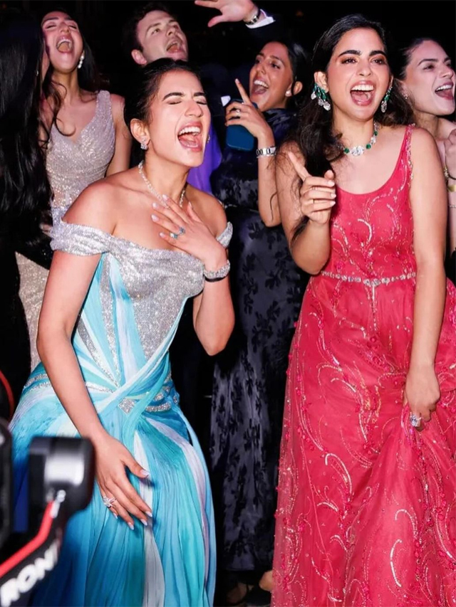 ननद ईशा अंबानी संग जमकर नाची अंबानी की बहू, देखें इनसाइड PHOTOS ...