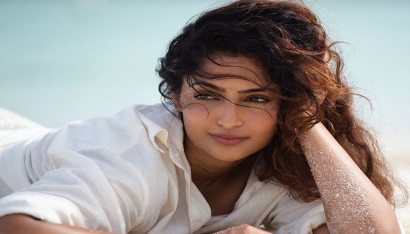 Actress Reba Monica John : பீச் மணலில் ஹாட் லுக்.. வெண்ணிற ஆடையில் ...