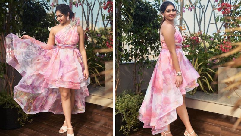 Anitha Vijayakumar Daughter Diya Gorgeous Photos : இவங்க டாக்டரா இல்ல ...