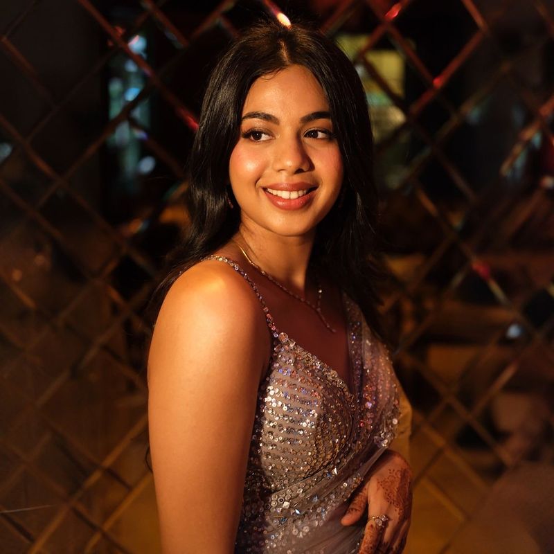 அழகு அள்ளுது... ஜொலிக்கும் சேலையில் போஸ் கொடுக்கும் ஆக்‌ஷன் கிங்கின் ...