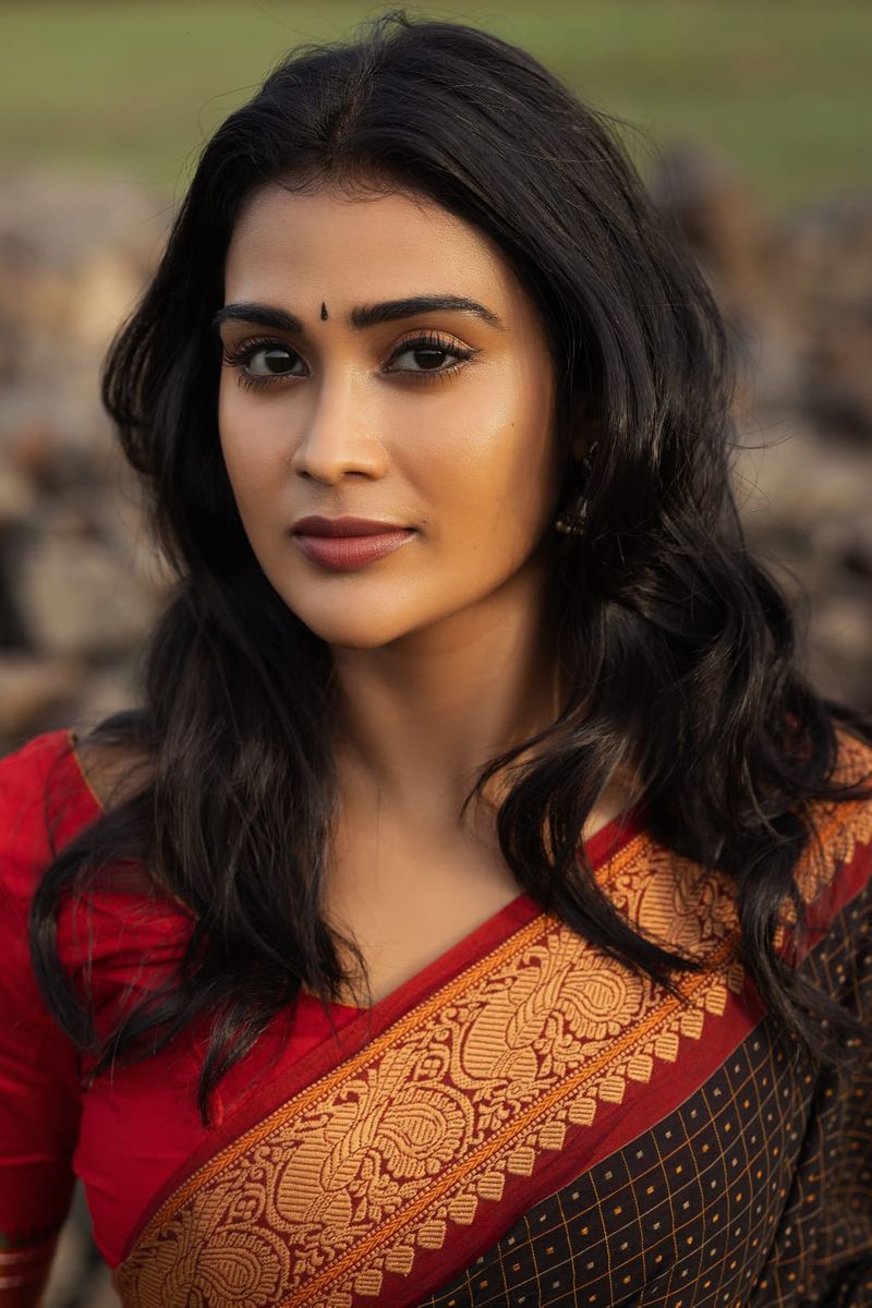 Poornima : விலகும் சேலை.. ரம்யா ஸ்டைலில் நச் போஸ்.. கவர்ச்சியை கிக் ...