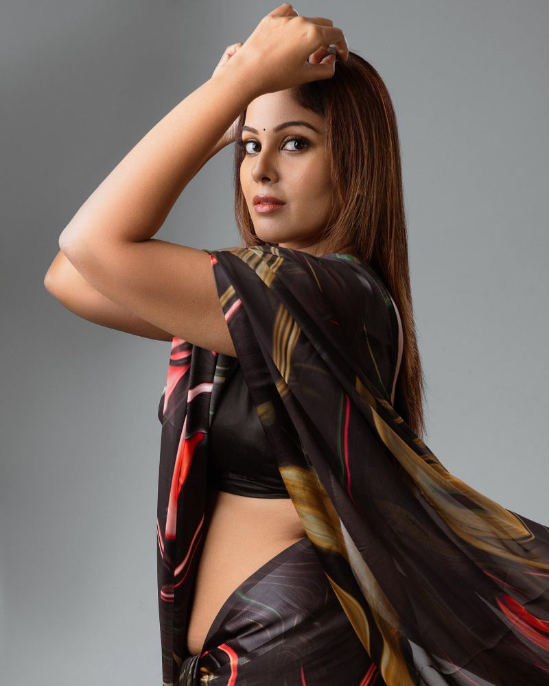 Actress Chandini Tamilarasan : கருப்பில் சேலை கட்டி.. இடையில் ரசிகர்களை ...