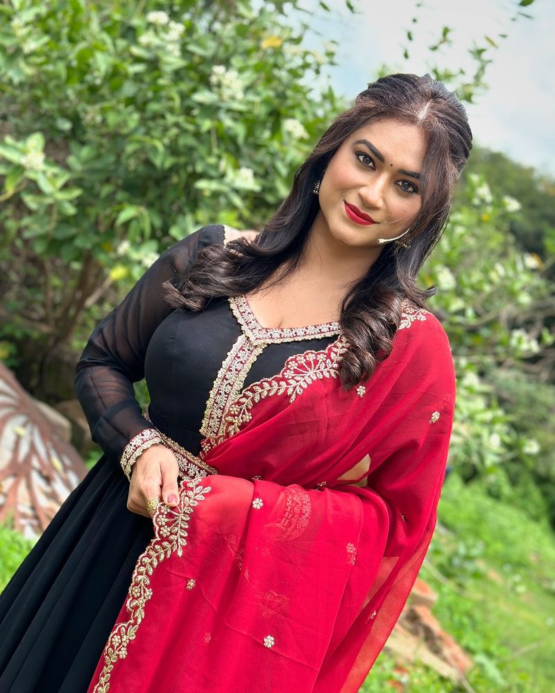 Tanish Kuppanda in Traditional Dress ಪಕ್ಕದಲ್ಲಿ ವರ್ತೂರ್ ಇದ್ದಿದ್ರೆ ಇನ್ನೂ ಚೆಂದ ಎಂದ ಫ್ಯಾನ್ಸ್ ...