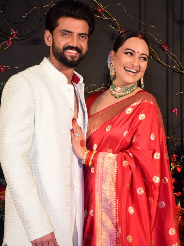 Manisha Koirala Pink Lilies Bouquet to Sonakshi Sinha ಬೊಕ್ಕೆ ನೀಡೋ ಮುನ್ನ ...