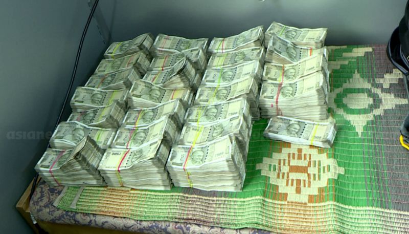 രാവിലെ 7 മണി, തട്ടിവിളിച്ചിട്ടും ഉണരാതെ ബസ് യാത്രക്കാരൻ; ബാഗെടുത്തതും ...