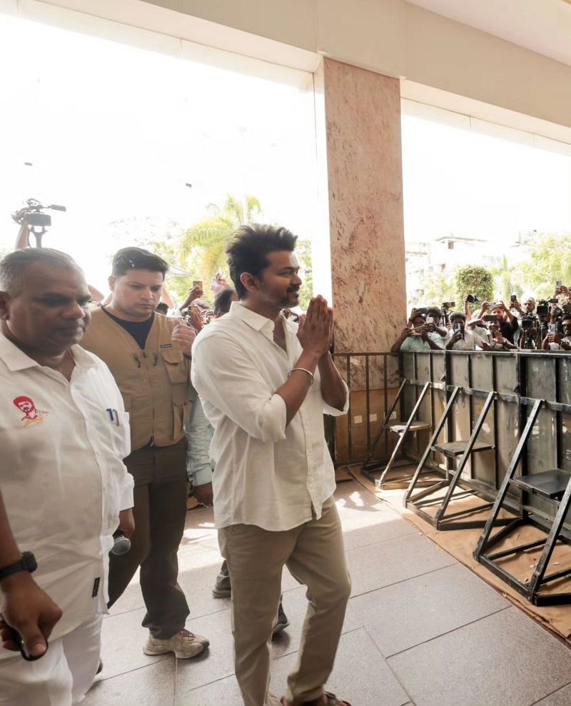 Thalapathy Vijay: தெறிக்க விட்ட தளபதி விஜய்... மாணவர்கள் முன் ரியல் ...