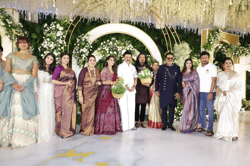 Varalakshmi Wedding Reception: வரலட்சுமி - நிக்கோலாய் திருமண வரவேற்பு! பிரம்மாண்ட மேடையில் ...