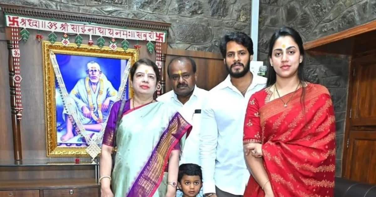 Nikhil Kumaraswamy Visist Shirdi ಸಕುಟುಂಬ ಸಮೇತ ಶಿರಡಿ ಶ್ರೀ ಸಾಯಿಬಾಬ ದರ್ಶನ ... Nikhil Kumaraswamy Visist Shirdi ಸಕುಟುಂಬ ಸಮೇತ ಶಿರಡಿ ಶ್ರೀ ಸಾಯಿಬಾಬ ದರ್ಶನ ...