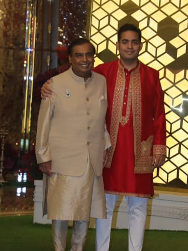 Anant Ambani की हल्दी, Mukesh Ambani को थामे दिखे आकाश - anant ambani ...