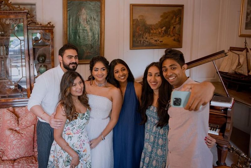 Anitha Vijayakumar Daughter Reception Photos : விமரிசையாக நடந்த தியா - திலான் திருமணம்! பேமிலி ...