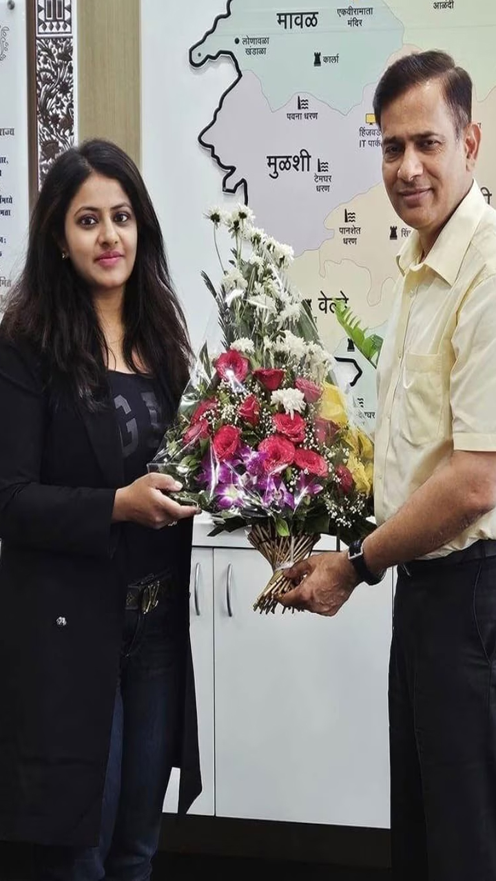 कौन हैं पुणे कलेक्टर सुहास,जिनकी वजह से IAS पूजा खेडकर का सच आया सामने ...