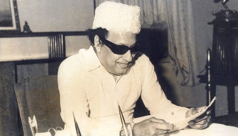 MGR's Ulagam Sutrum Valiban Released without any poster : ஒத்த போஸ்டர் ...