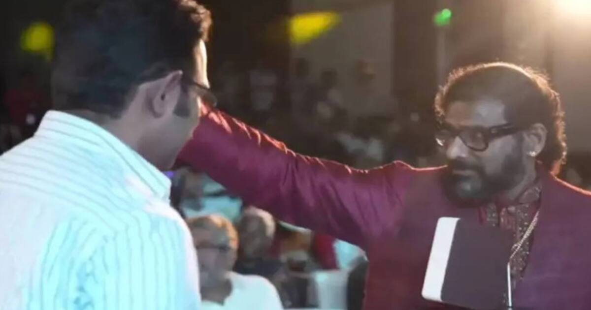 आसिफ अली के हाथों अवॉर्ड लेने से इनकार! रमेश नारायण के व्यवहार पर भड़क ... आसिफ अली के हाथों अवॉर्ड लेने से इनकार! रमेश नारायण के व्यवहार पर भड़क ...