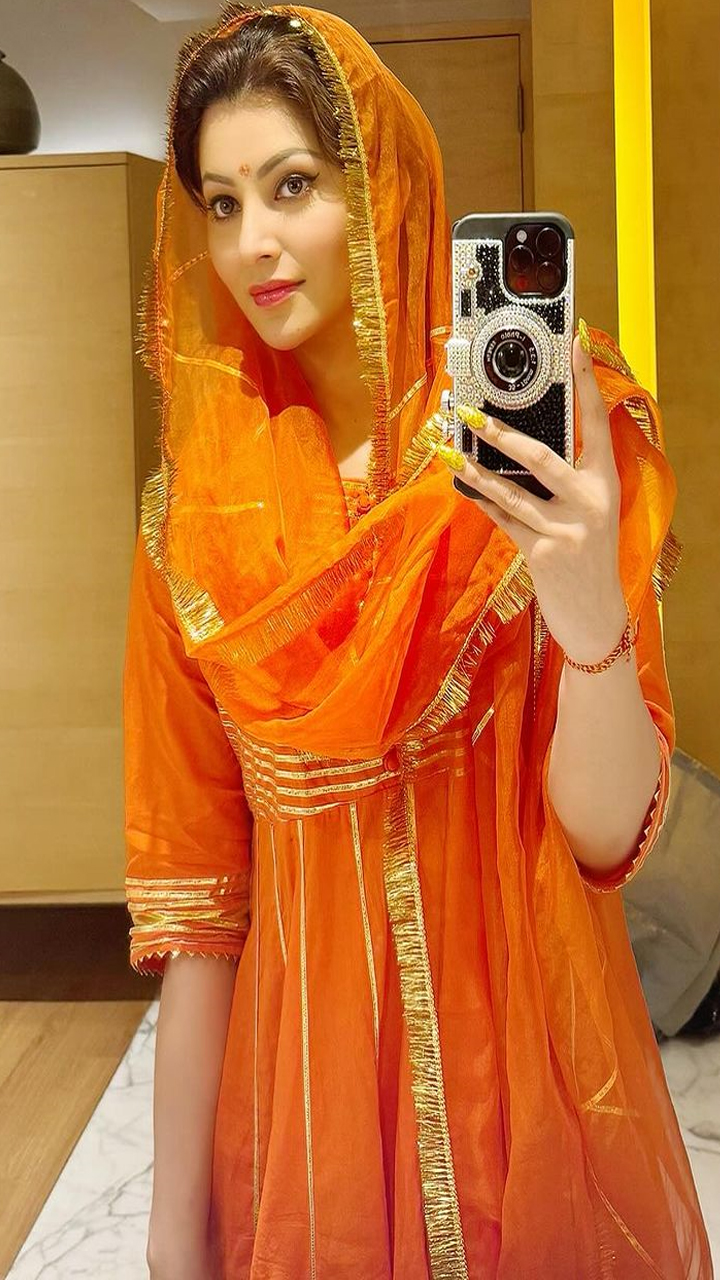 उर्वशी रौतेला सूट में लगती हैं संस्कारी, 8 Pic में देखें बेदाग ब्यूटी ...