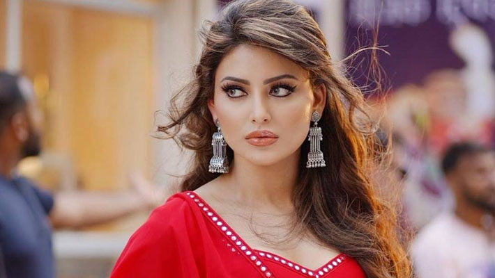 बाथरुम व्हिडीओ लीक झाल्याने भडकली उर्वशी, मॅनेजरला सुनावत असल्याचा ...