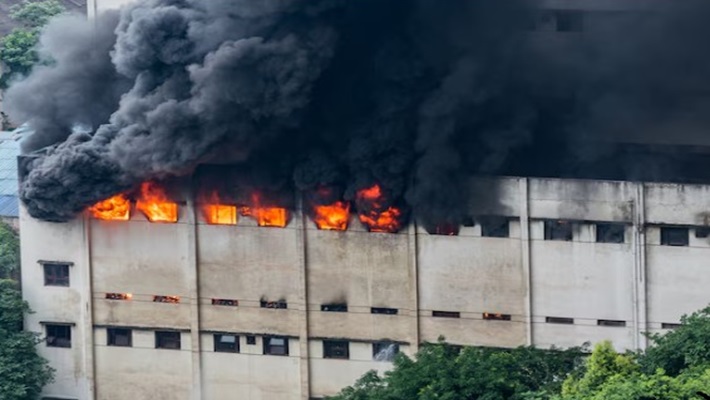 दिल्ली में प्लास्टिक फैक्ट्री में लगी भीषण आग, 25 दमकल मौके पर पहुंची ...