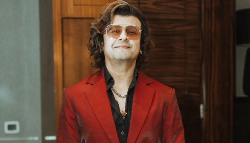 Singer Sonu Nigam endures back pain, performs unforgettable show for fans in Pune [WATCH ...