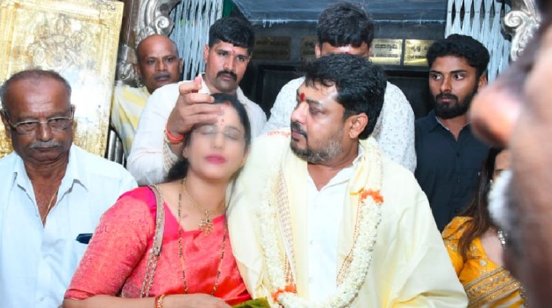 Chamarajanagara news Mysuru chamudeshwari temple ಗರ್ಭಗುಡಿಯಲ್ಲೇ ಪ್ರವಾಸೋದ್ಯಮ ಇಲಾಖೆ ಜಂಟಿ ನಿರ್ದೇಶಕಿ ...