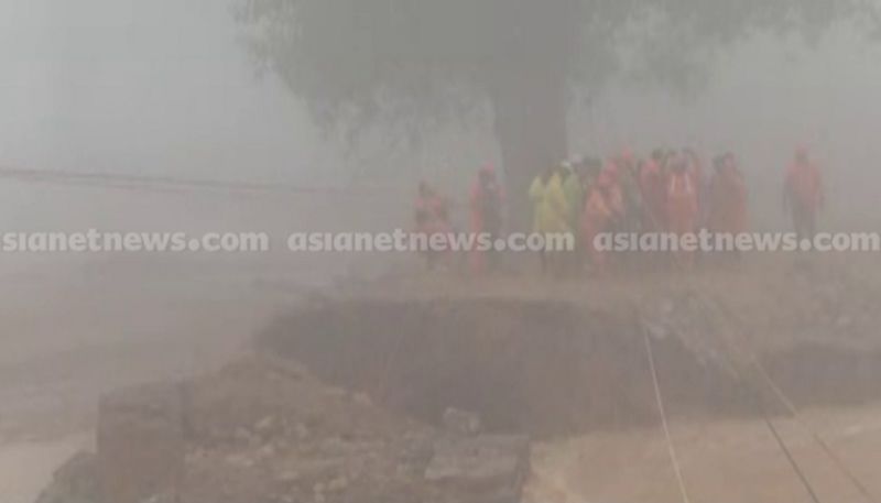 മഴയ്ക്കൊപ്പം ചൂരൽമലയിൽ കനത്ത മൂടൽമഞ്ഞും; ദുരന്തഭൂമിയിൽ തെരച്ചിലിന് ...