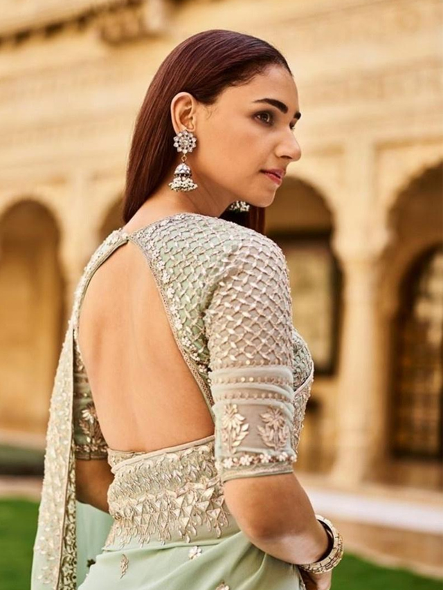 ट्रायंगल शेप के 8 बैकलेस ब्लाउज, सिंपल सी साड़ी को बना देंगे डिजाइनर ...