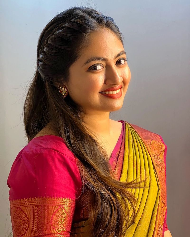 Shaalin Zoya Latest Pics | க்ரீன் கலர் புடவையில் ட்ரெடிஷனல் லுக் ...