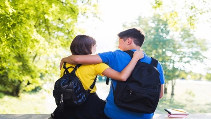 नोएडा के स्टूडेंट्स की बेशर्मी! कॉलेज में खुलेआम किस, Video Viral - noida school students ...