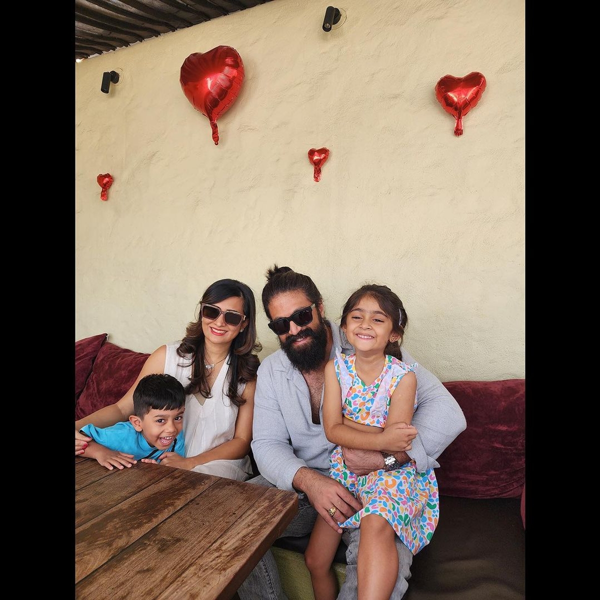 KGF star Yash does family dinner with Bodyguard, netizens praise humility