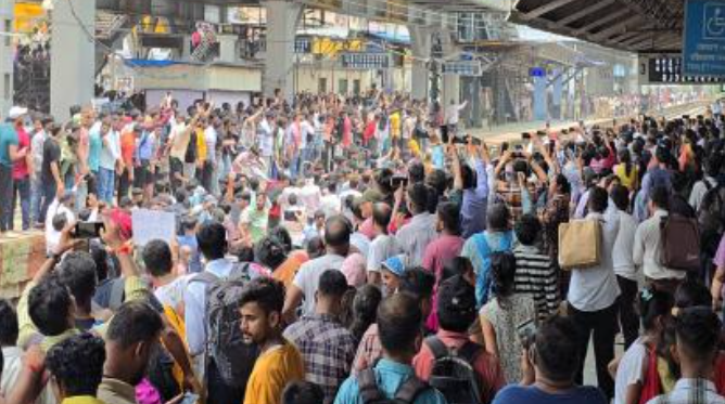 बदलापूरमध्ये संतप्त जमाव आक्रमक, शाळेची तोडफोड; रेल्वे स्थानकावर दगडफेक ...