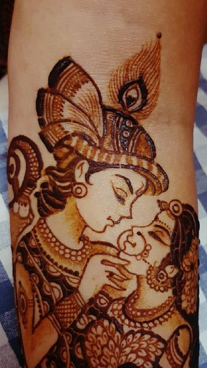राधिका संग रास रचाते नटखट कान्हा, जन्माष्टमी में चुनें 7 Mehndi Design ...