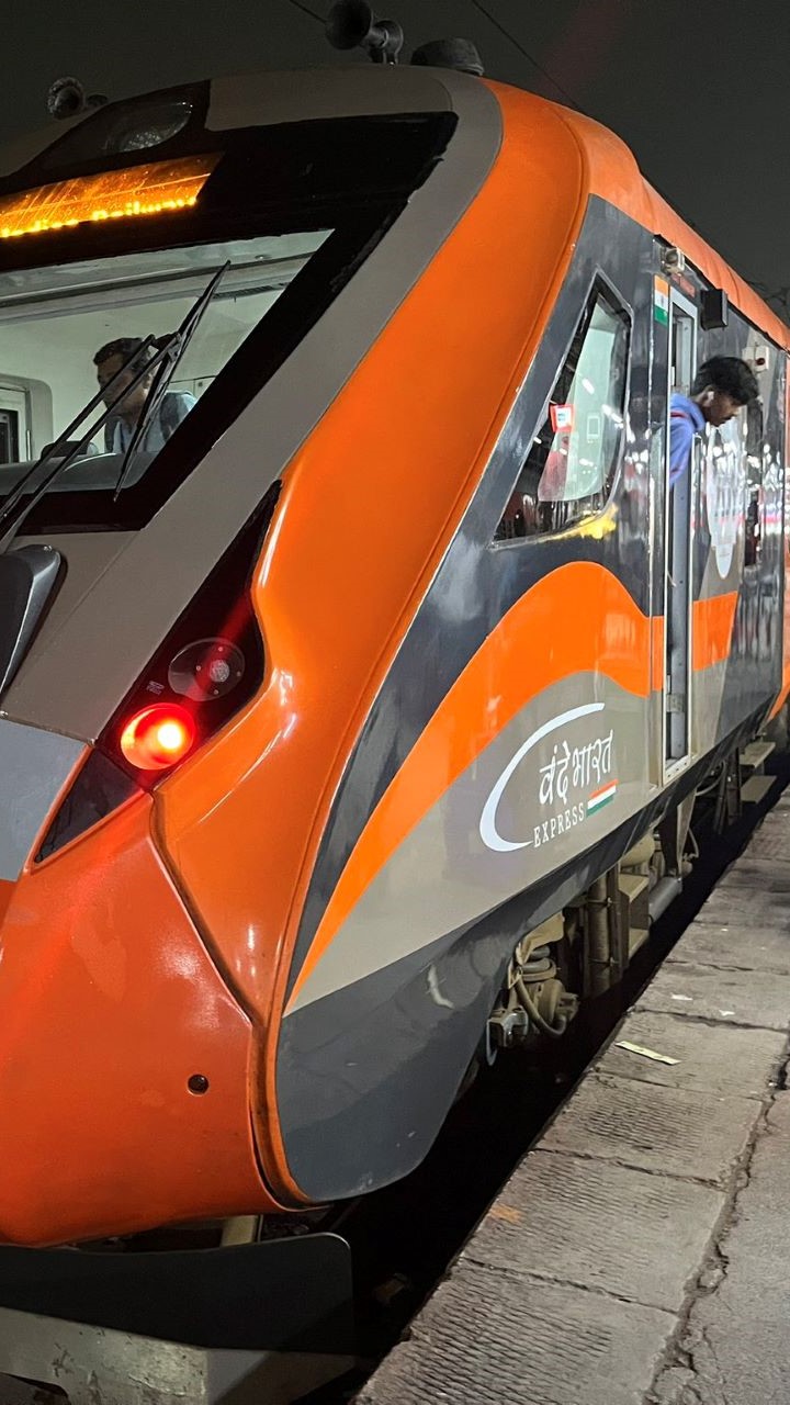 20 कोच वाली Vande Bharat: वाराणसी से दिल्ली तक सफर अब और भी आरामदायक - india first vande bharat ...