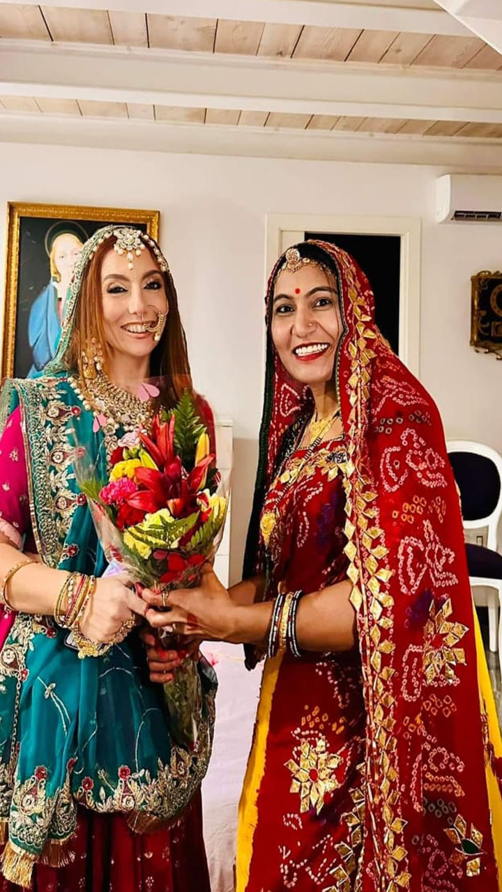 बिकनी गर्ल ने घाघरा-लुगड़ी में ढाया कहर!, विदेशी दुल्हन का देसी अंदाज़ ...