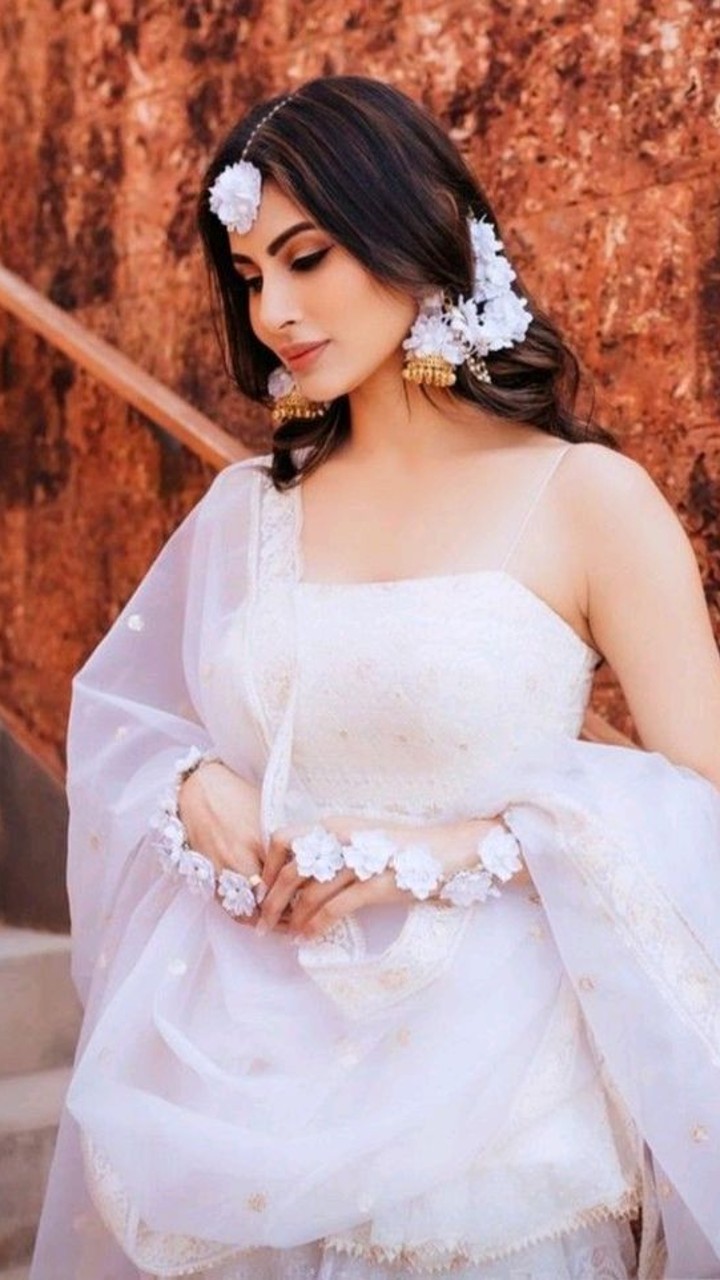 Karva Chauth Glam: Gorgeous gajra hairstyles for a traditional touch ...