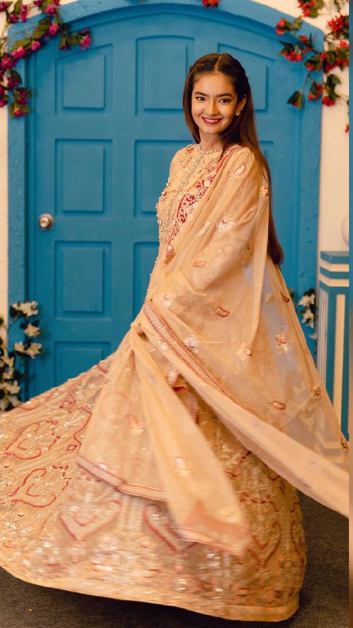 नवरात्रि में लगेंगी बला खूबसूरत, चुनें Anushka Sen से 8 डिजाइनर सूट ...