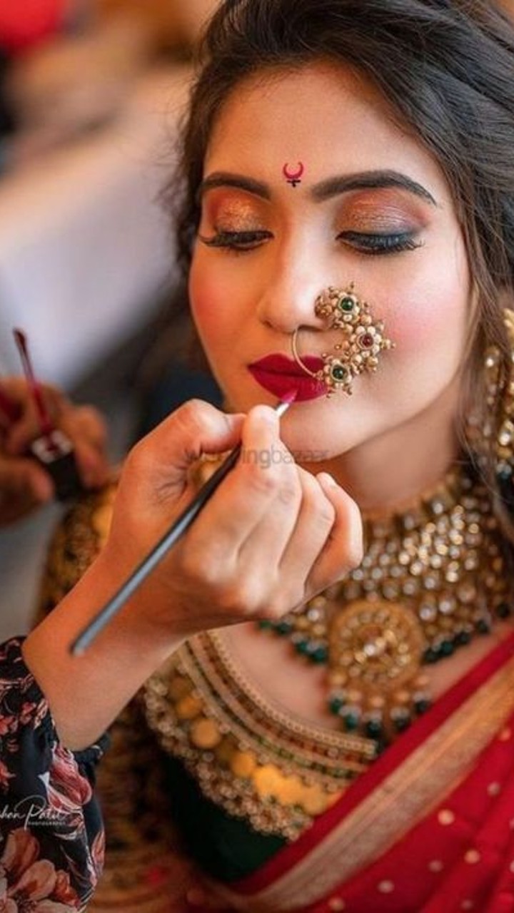 सौंदर्य शैलीचे परिपूर्ण मिश्रण!, साडीसोबत घाला ही Bindi Design - trendy ...