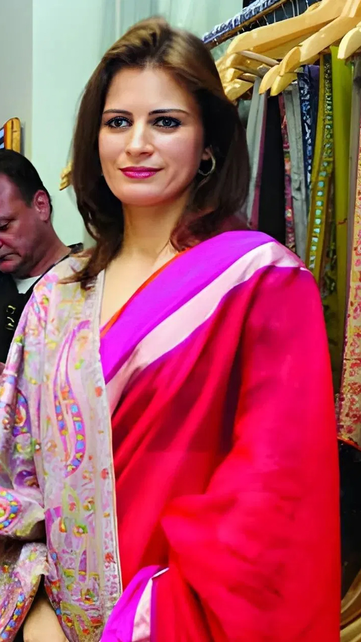 Sara Abdullah के पास जबरदस्त शाही साड़ी-सूट, डिजाइन एक से एक डिफरेंट ...