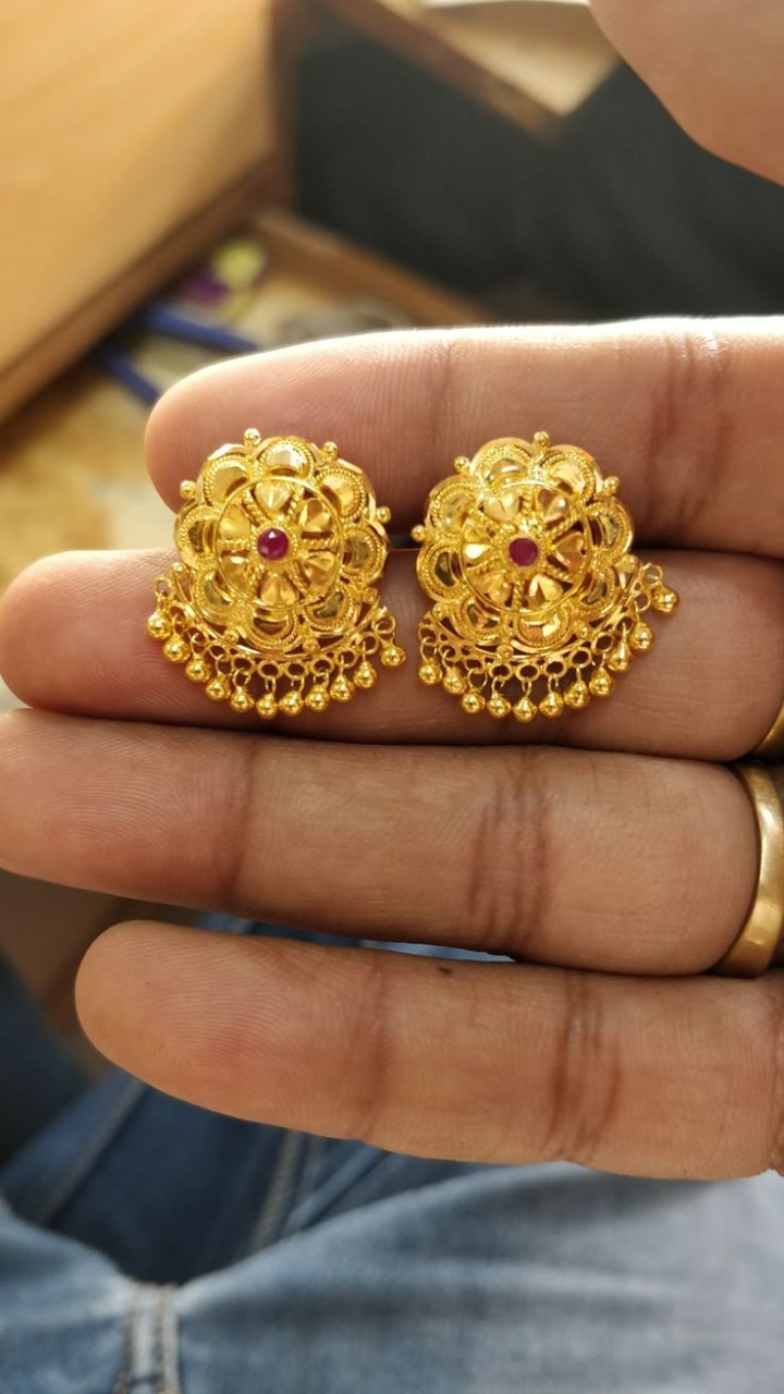 Gold Tops संग अक्षय तृतीया बनाएं खास ! देखें 7 मजबूत डिजाइन - gold stud ...