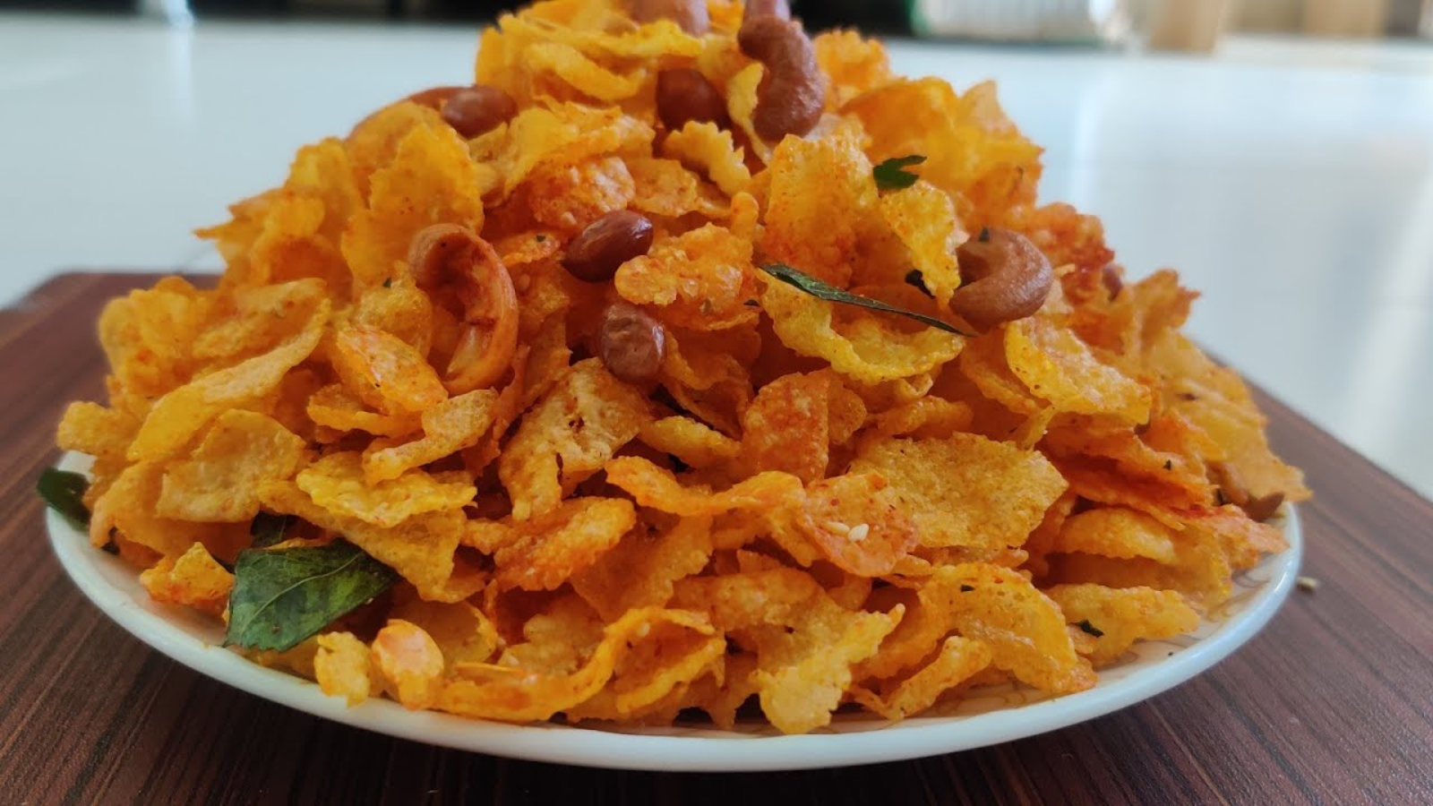 दिवाळी फराळासाठी तयार करा कुरकुरीत खमंग मक्याचा चिवडा, पाहा रेसिपी ...