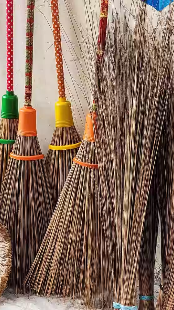 ಮನೆಯಲ್ಲಿ 2 ಪೊರಕೆ ಒಟ್ಟಿಗೆ ಇಟ್ಟರೆ, ಊಟಕ್ಕೂ ಪರದಾಡುವ ಬಡತನ ಬರೋದು ಗ್ಯಾರಂಟಿ ...