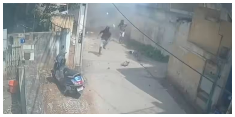 സ്കൂട്ടറിൽ കൊണ്ടുപോകവേ ഉള്ളി ഗുണ്ട് പൊട്ടിത്തെറിച്ചു, ഒരാ ...