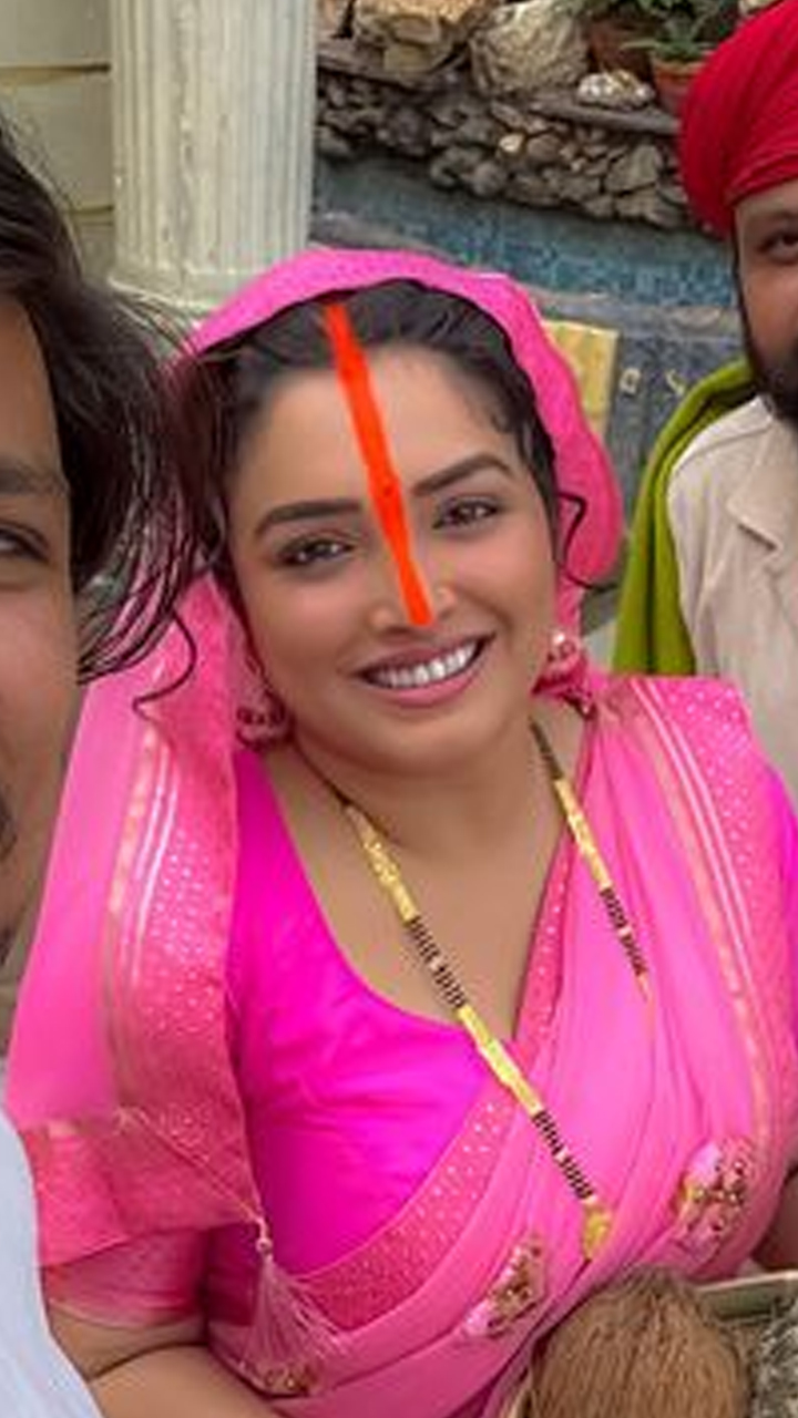 मंगलसूत्र,सिंदूर लगाए छट के लिए तैयार Amrapali Dubey, रानी चटर्जी ...